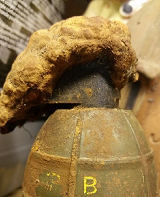 Visser haalt granaat boven water die nog op scherp staat