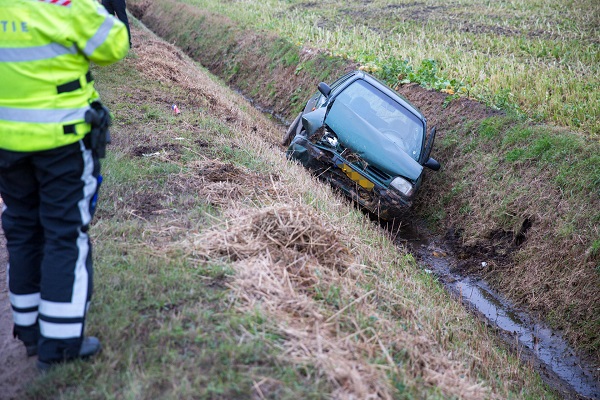 Auto belandt in sloot: bestuurster lichtgewond