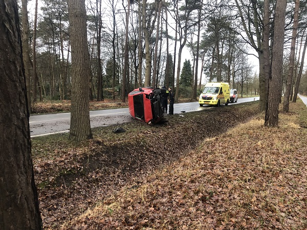 Auto op z'n kant bij ongeluk in Ossendrecht Auto op z'n kant bij ongeluk in Ossendrecht