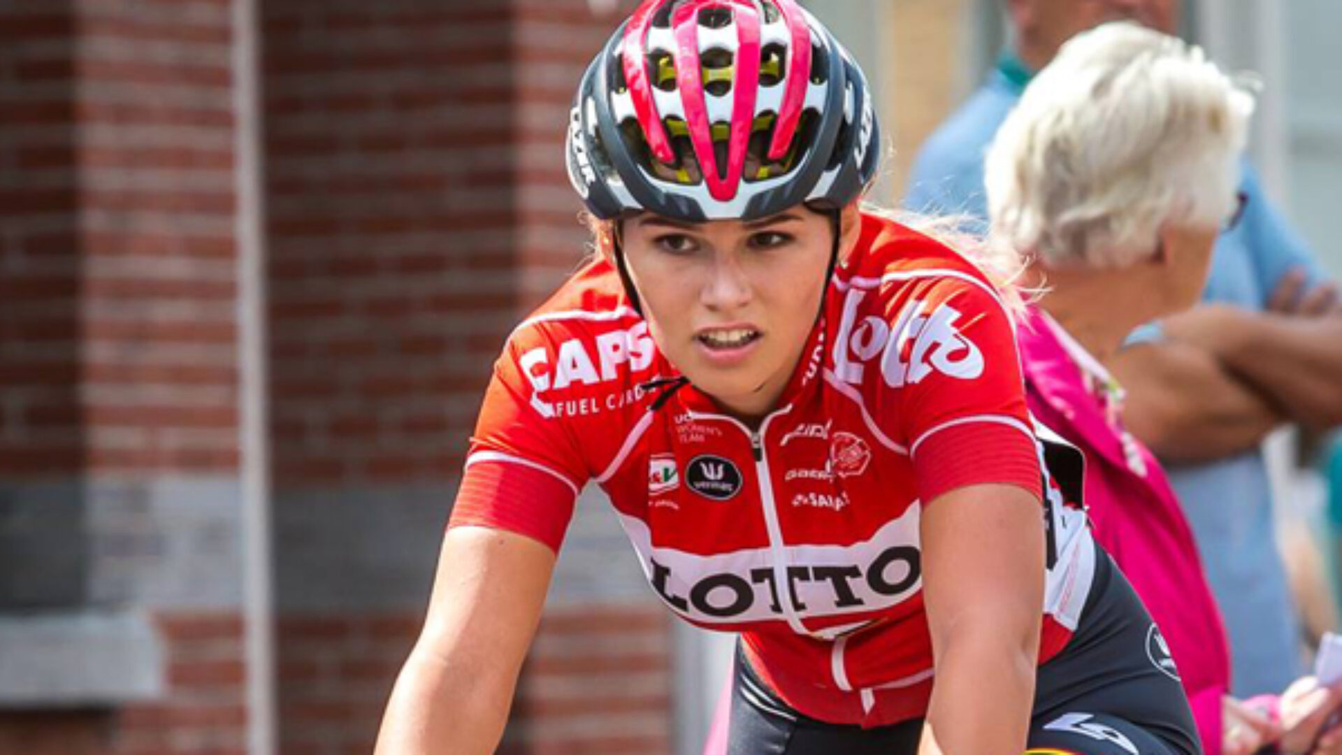 Annemiek van Vleuten en Puck Moonen aan de start van 40e Draai