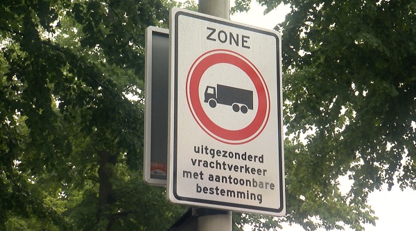 Eerste verbodsbord voor vrachtwagens in Bergse binnenstad onthuld