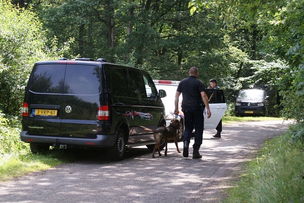 Politie zoekt met helikopter en honden naar vermist persoon