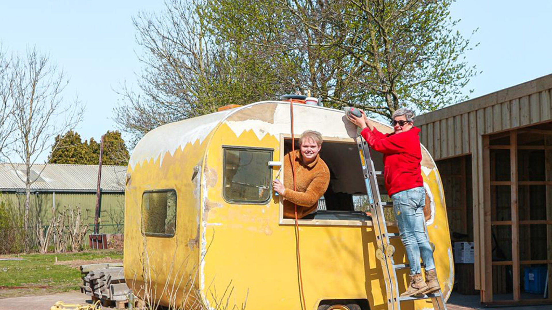 Medewerkers dagbesteding bouwen oude caravan om tot ijscaravan