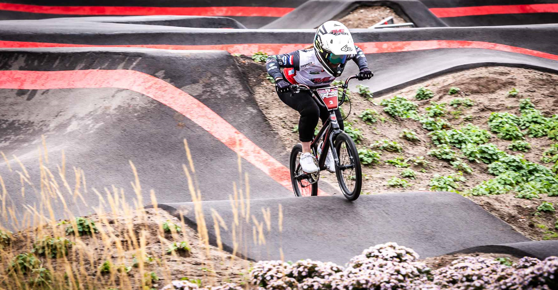 Na zwembadgeweld terroriseert jeugd nu fietsers: 'Ze zwaaiden met messen'