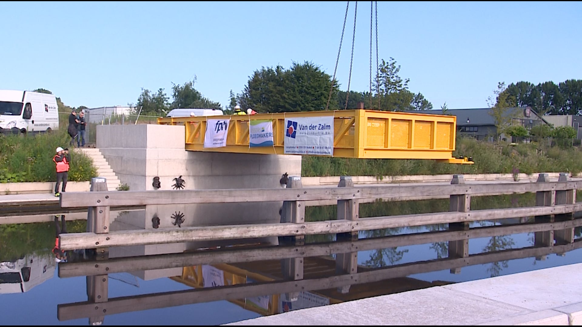 Knalgele rolbrug ligt op z’n plek in Stadsoevers - VIDEO