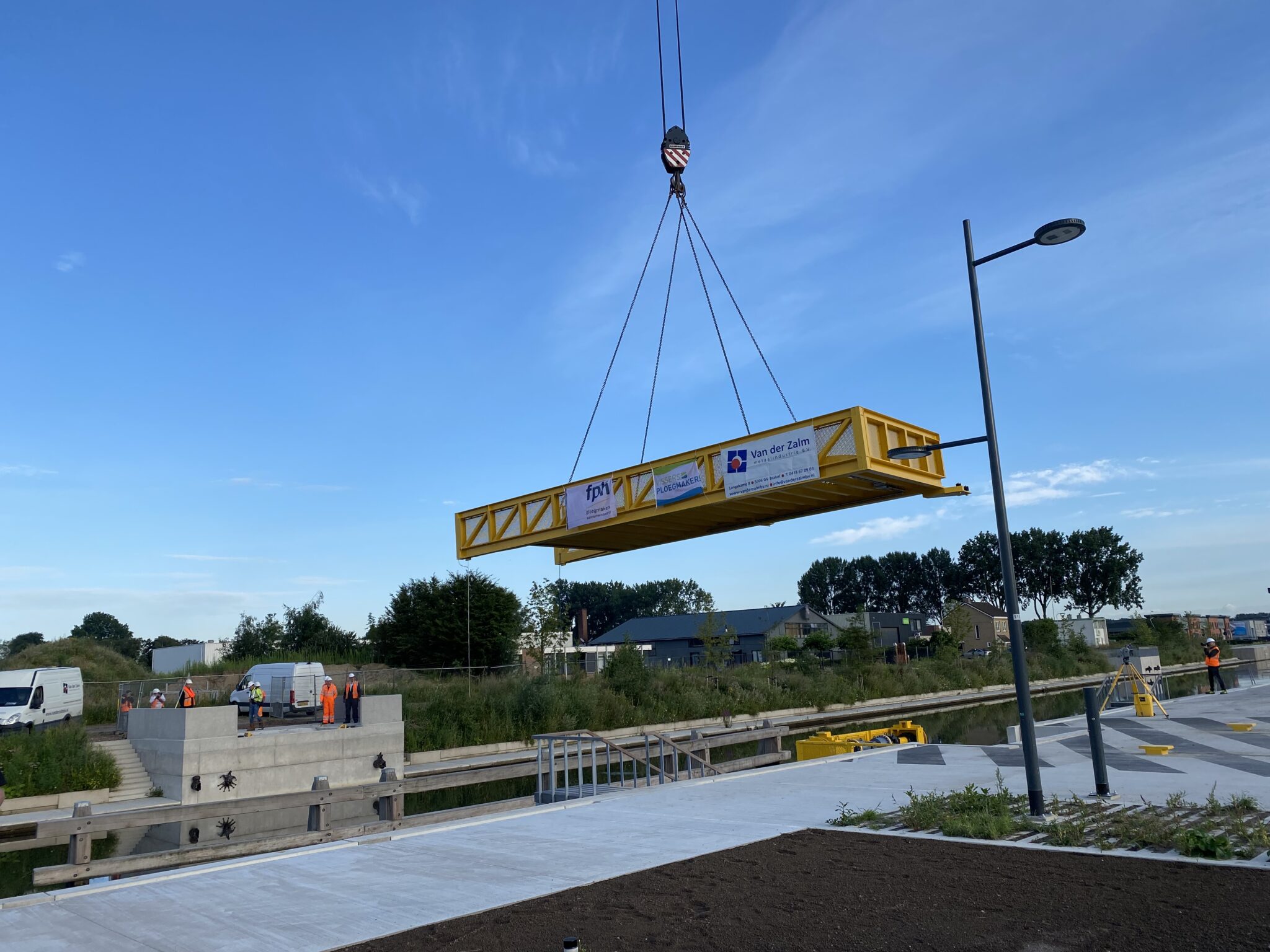 Knalgele rolbrug ligt op z'n plek: 'Was best even spannend'