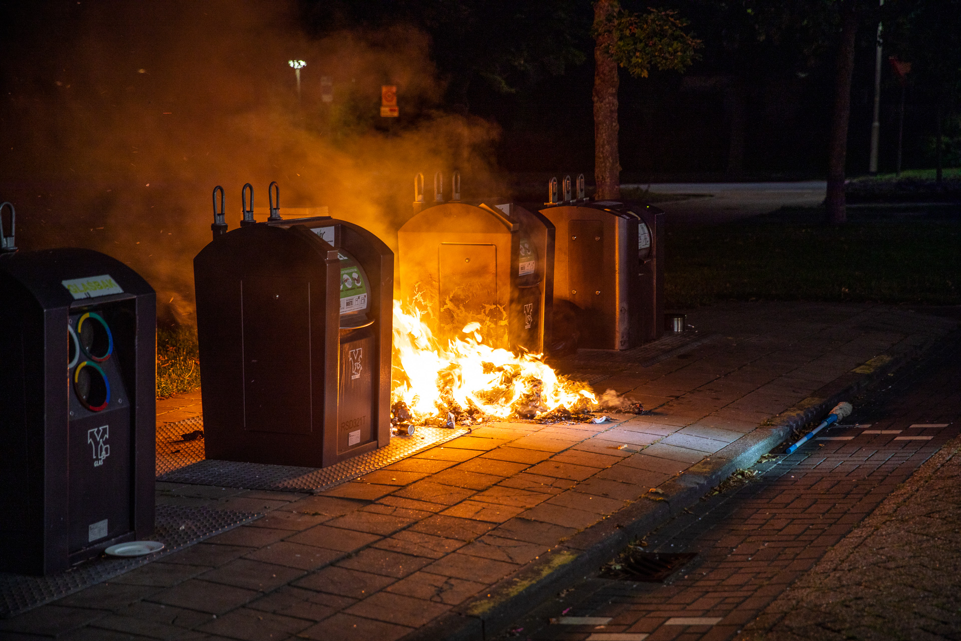 Felle brand bij ondergrondse containers van winkelcentrum Lindenburg Felle brand bij ondergrondse containers van winkelcentrum Lindenburg