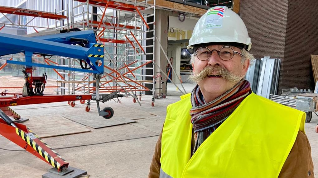 Raamkozijnenvloer en radiatorfietsenrek, recycle-stadskantoor bijna klaar