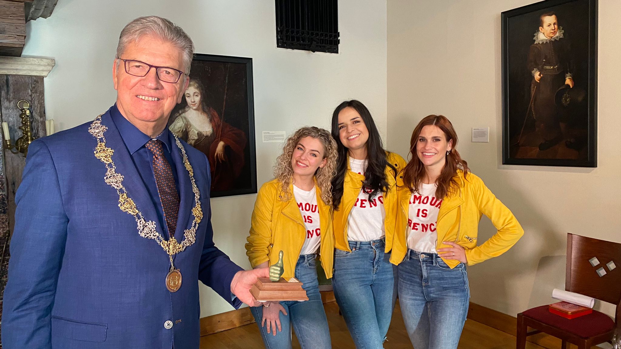 Onderscheiding voor Julia tijdens K3-bezoekje aan 'haar' Bergen op Zoom