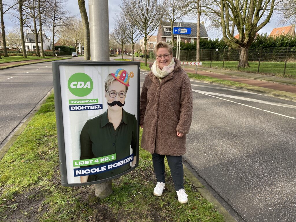 CDA-posters beklad met Hitlersnorretjes: lijsttrekker geeft ludiek ...