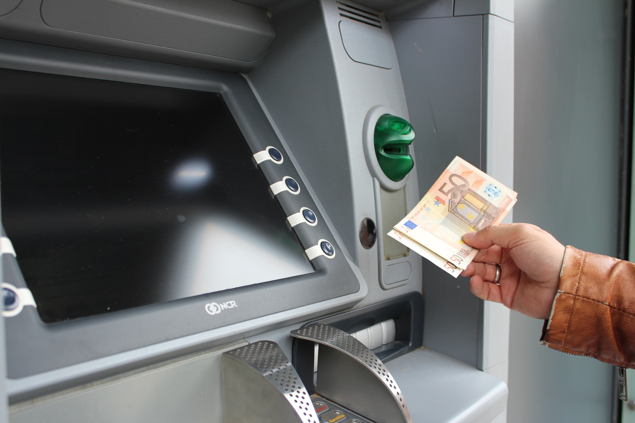 Pinnen bij nieuwe ATM aan de Grote Markt kost alleen klanten van ...