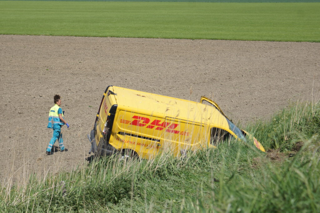 DHL-bezorger vliegt met hoge snelheid van dijk bij Lepelstraat