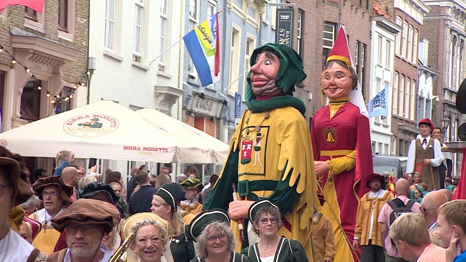 Reuze gezellig! Internationale Reuzenstoet trekt door Bergen op Zoom