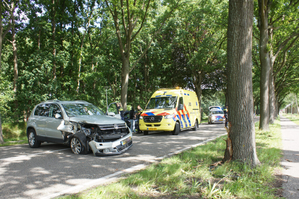 Automobiliste gewond na botsing op boom Automobiliste gewond na botsing op boom
