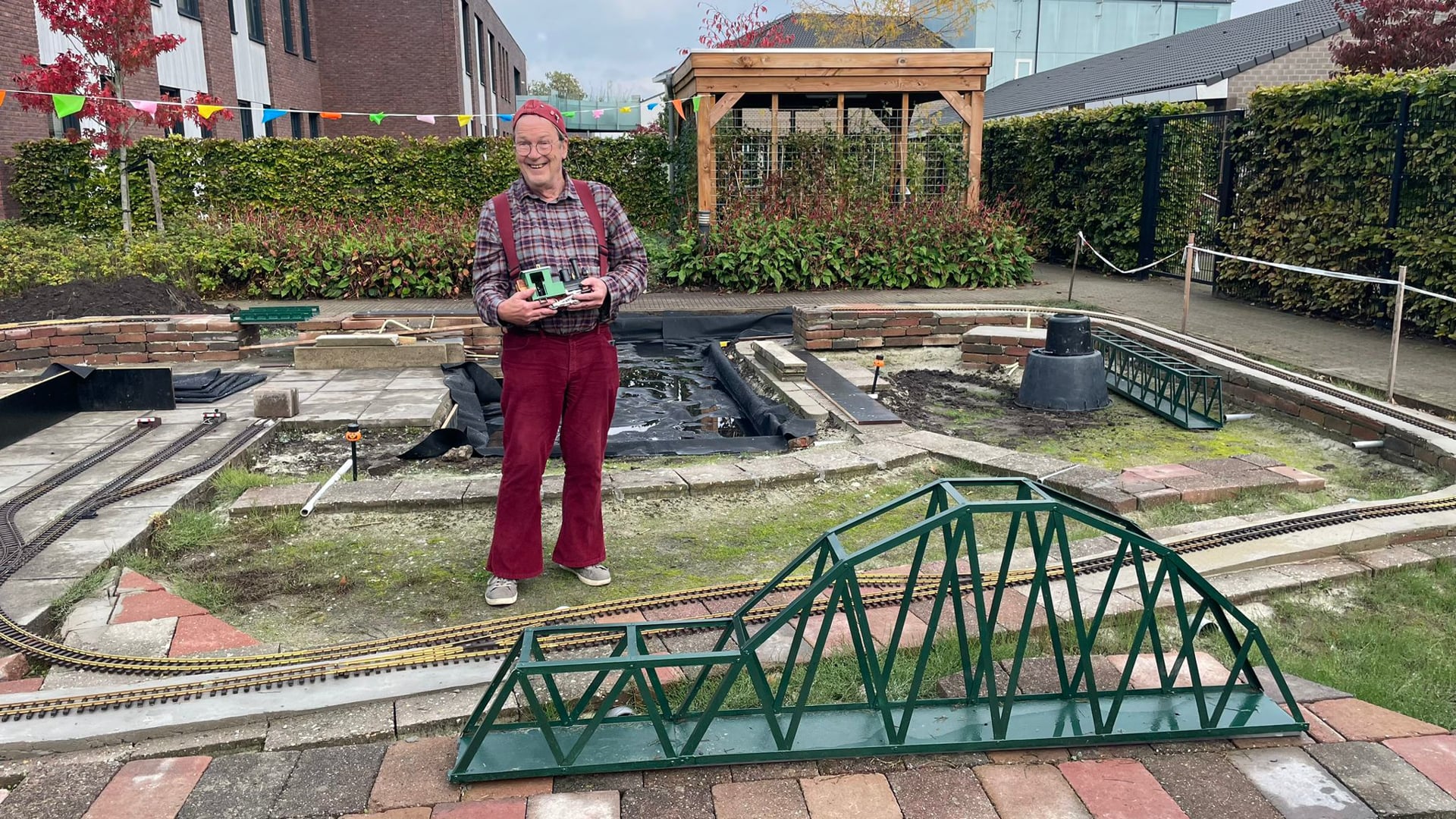 Aad bouwt een treinspoor in de binnentuin van zijn verzorgingstehuis ...