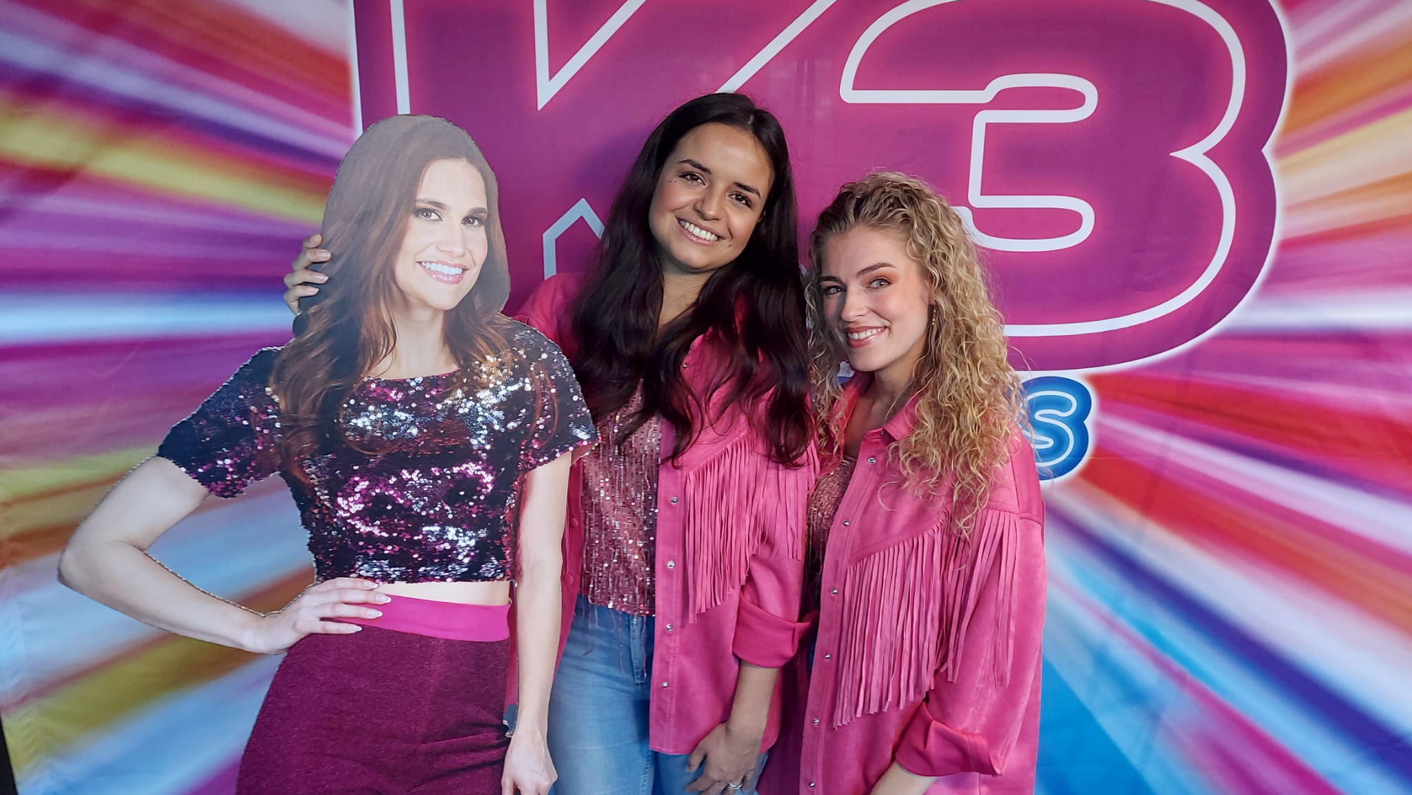 Bergse Julia maakt K3 alweer een jaar compleet: ‘Podium is mijn tweede ...