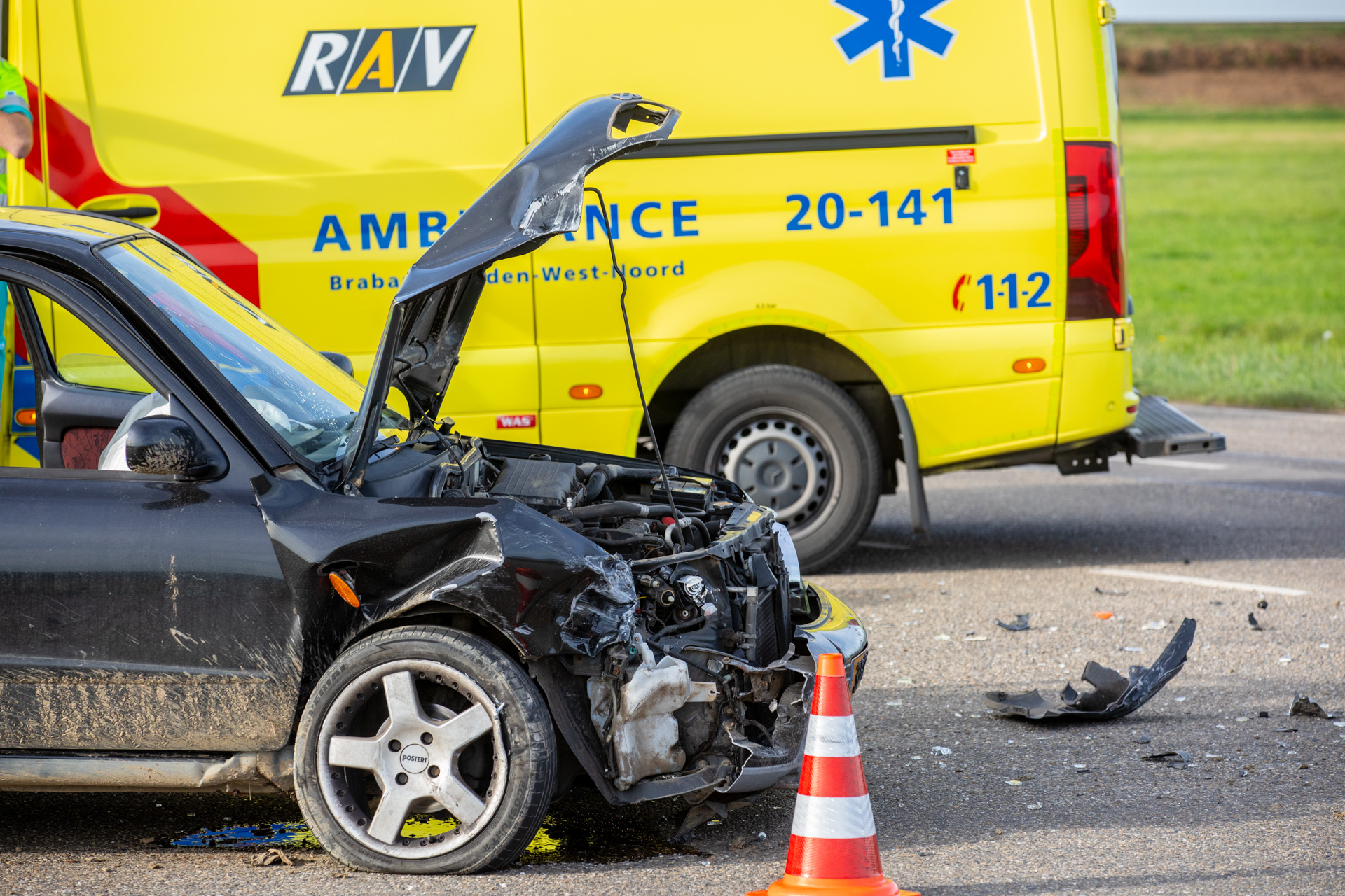 Flinke schade door botsing tussen twee auto's bij Woensdrecht Flinke schade door botsing tussen twee auto's bij Woensdrecht
