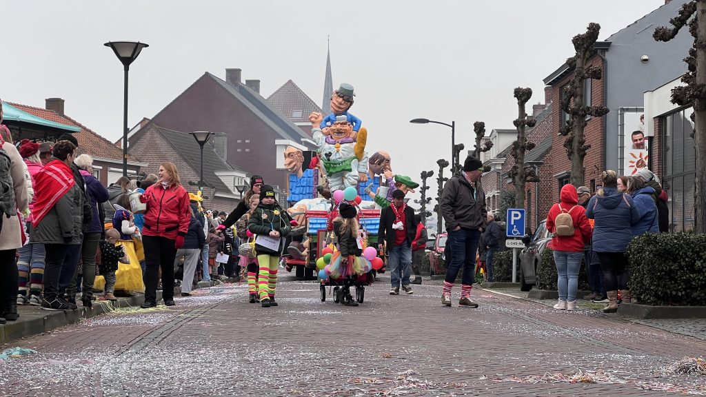 Optocht Ostrecht: "Da klinkt as meziek in oos woore"