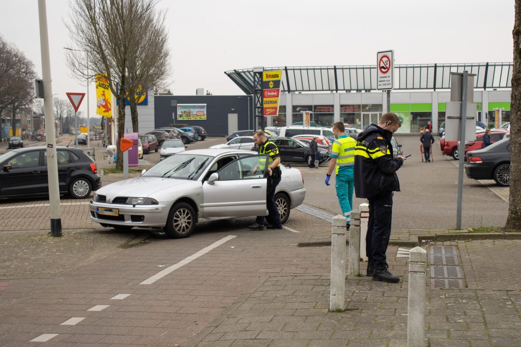 Auto rijdt tegen lantaarnpaal in Bergen op Zoom, bestuurder gewond naar ...