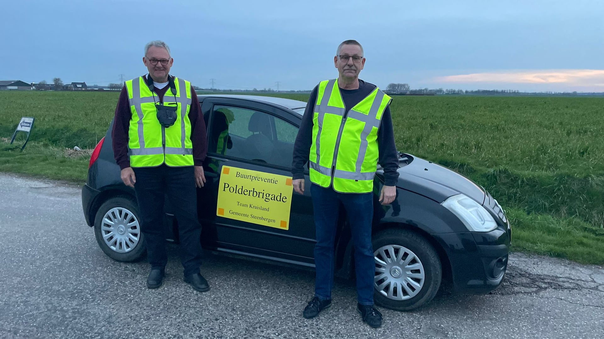 De leden van de Polderbrigade houden het buitengebied van Kruisland ...