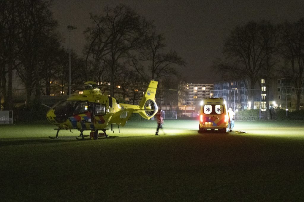 Persoon valt van trap en moet met traumahelikopter naar ziekenhuis