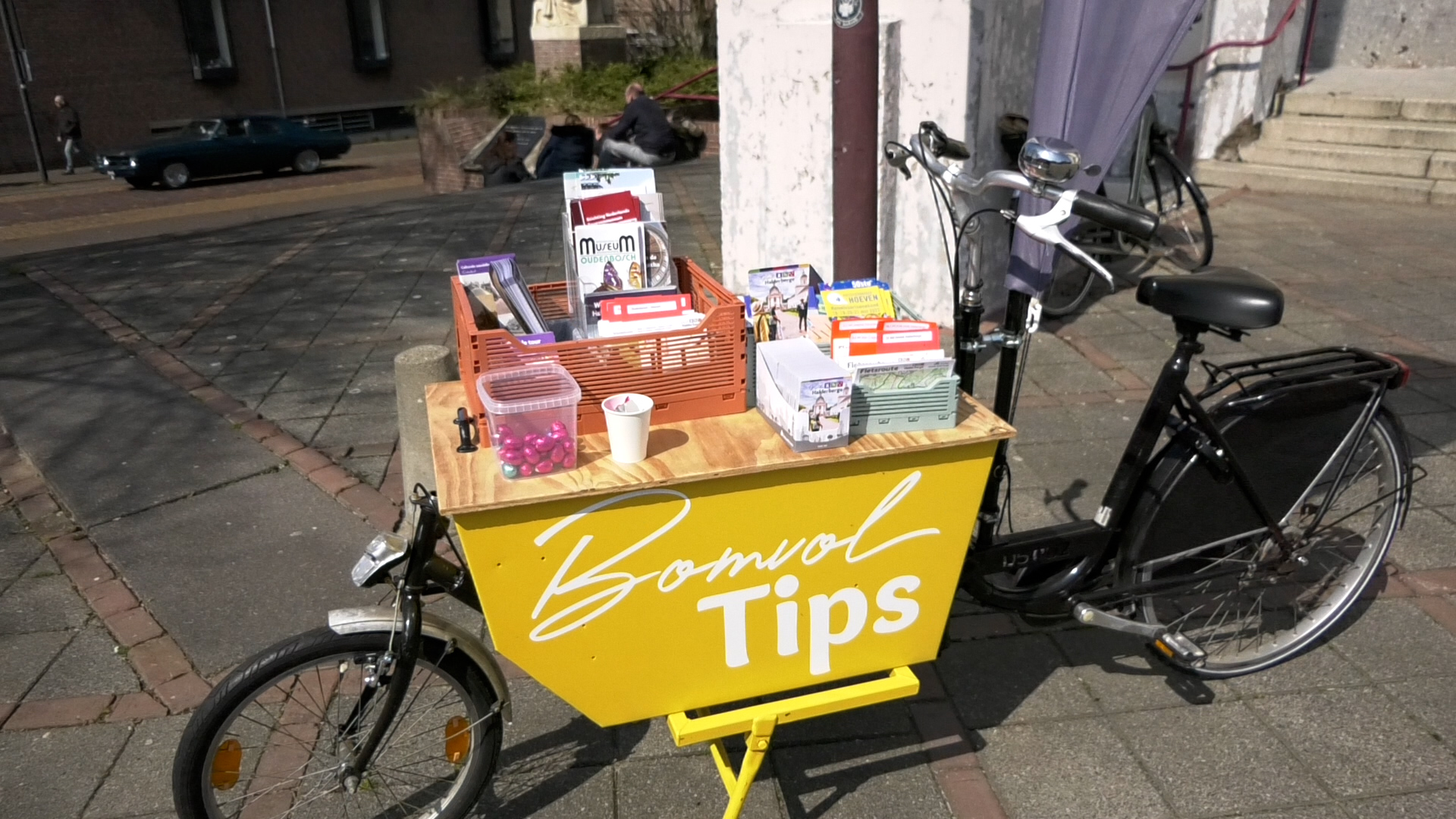 Knalgele bakfiets als toeristisch informatiepunt: 'We willen er zelfs ...