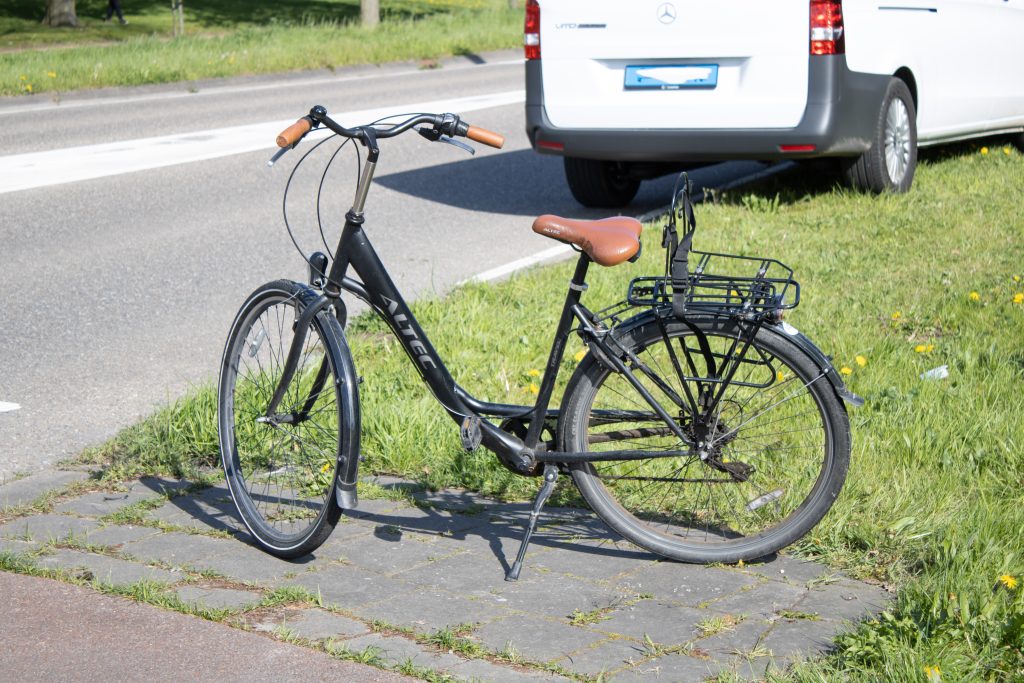 Lelijk ongeval met fietsster en bestelbusje in Halsteren