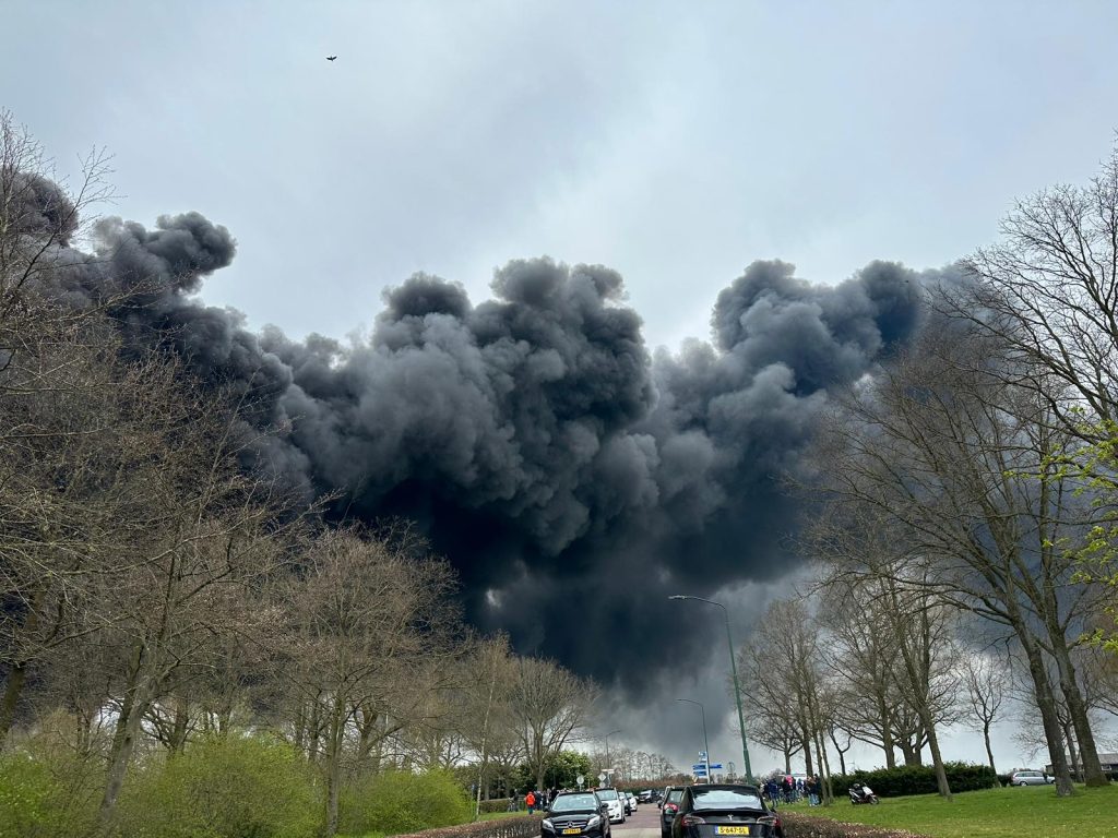 Grote brand bij bedrijfspand op industrieterrein in Etten-Leur
