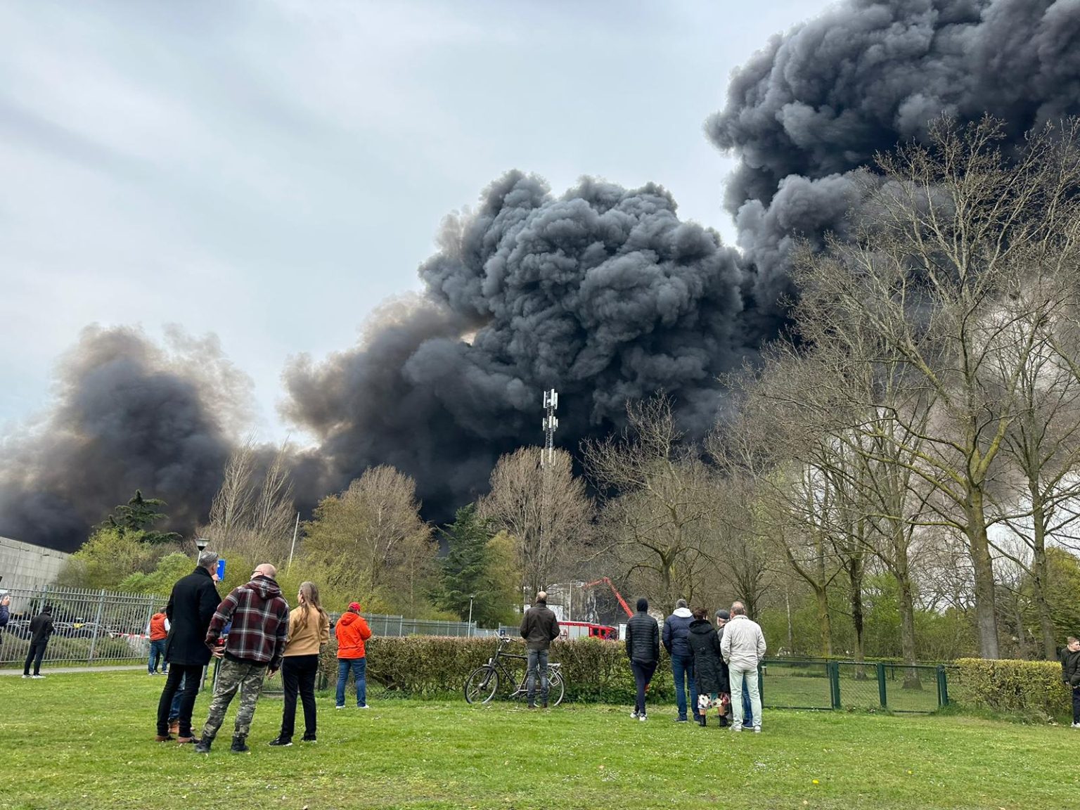 Grote brand bij bedrijfspand op industrieterrein in Etten-Leur