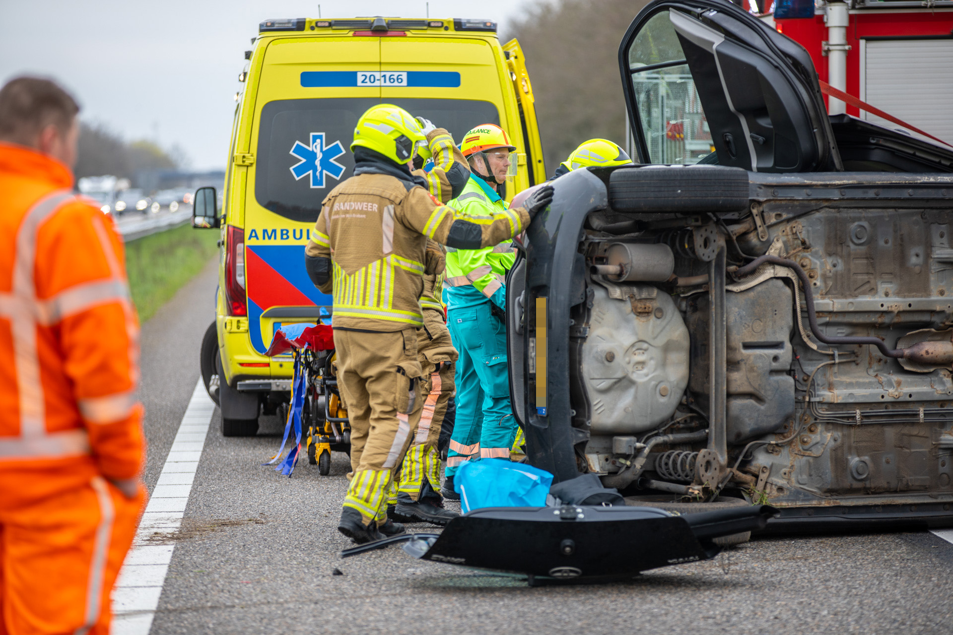 Auto op z'n kant bij ongeluk op A58 bij Rucphen Auto op z'n kant bij ongeluk op A58 bij Rucphen