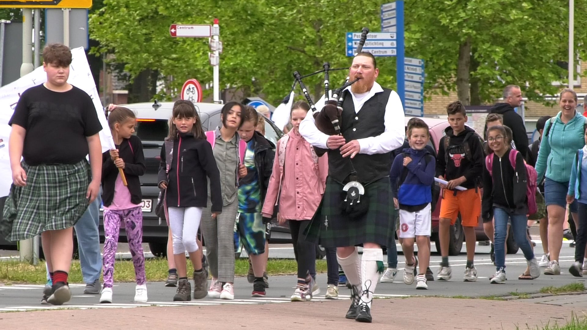 Leerlingen de Dobbelsteen tonen hun spierballen bij Highland Games