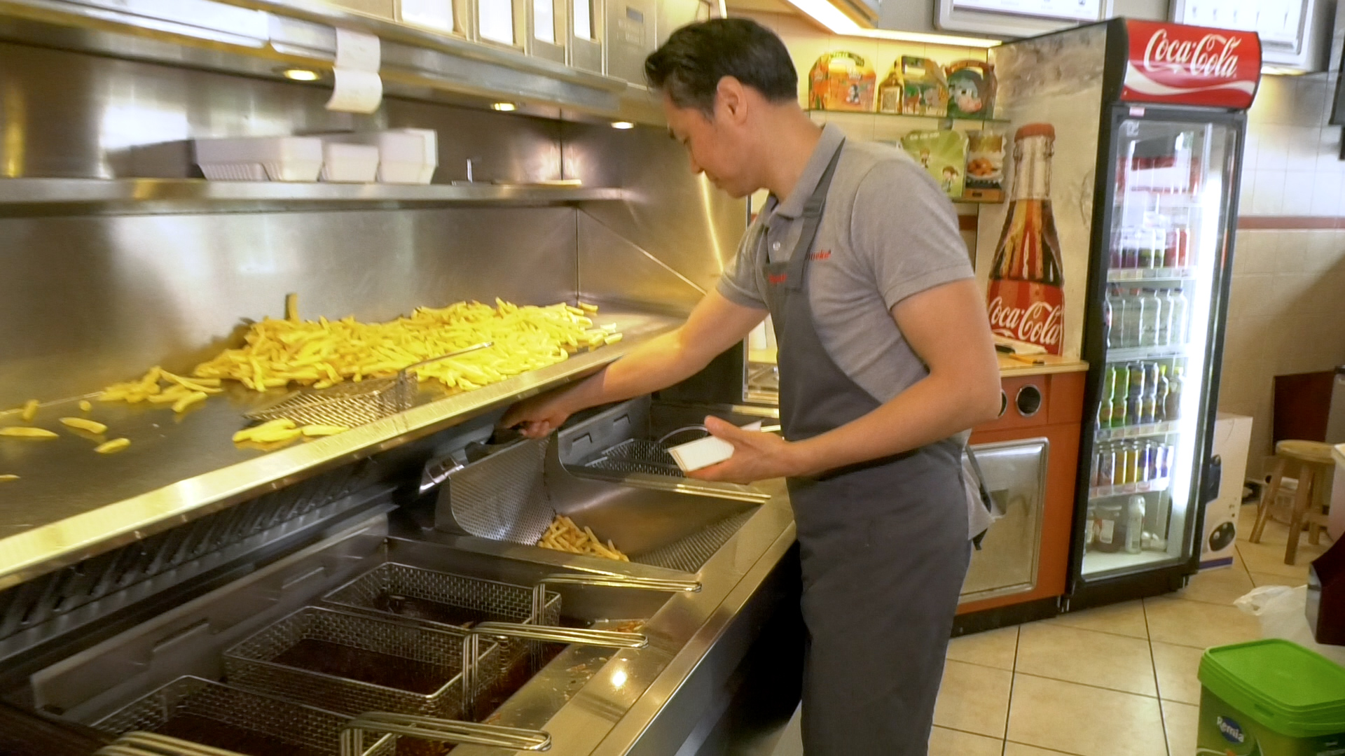 Vanaf 1 juli betalen voor je plastic frietbakje: 'Ik vind het een goede ...