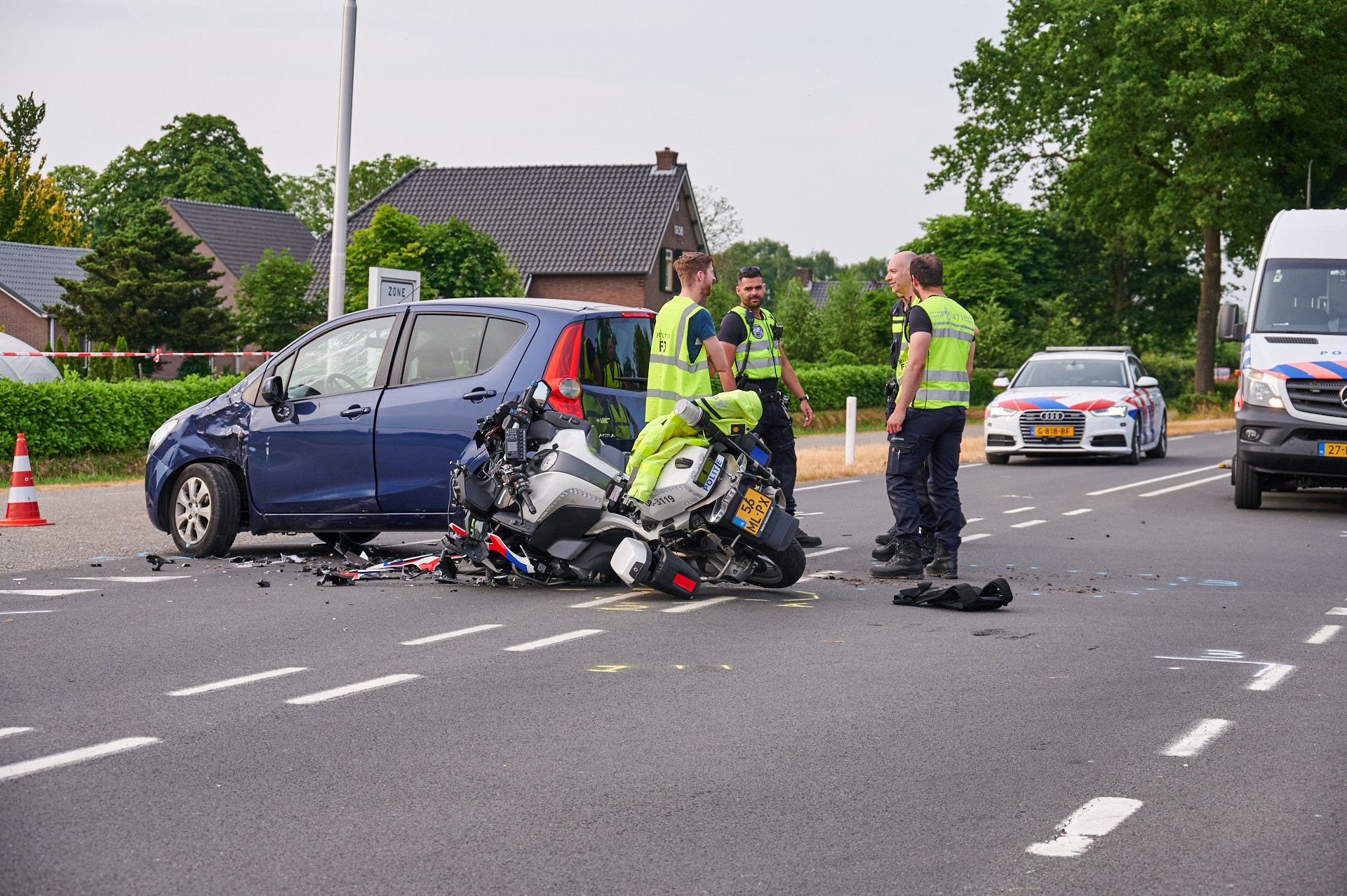 Motoragent in botsing met auto bij Rijsbergen