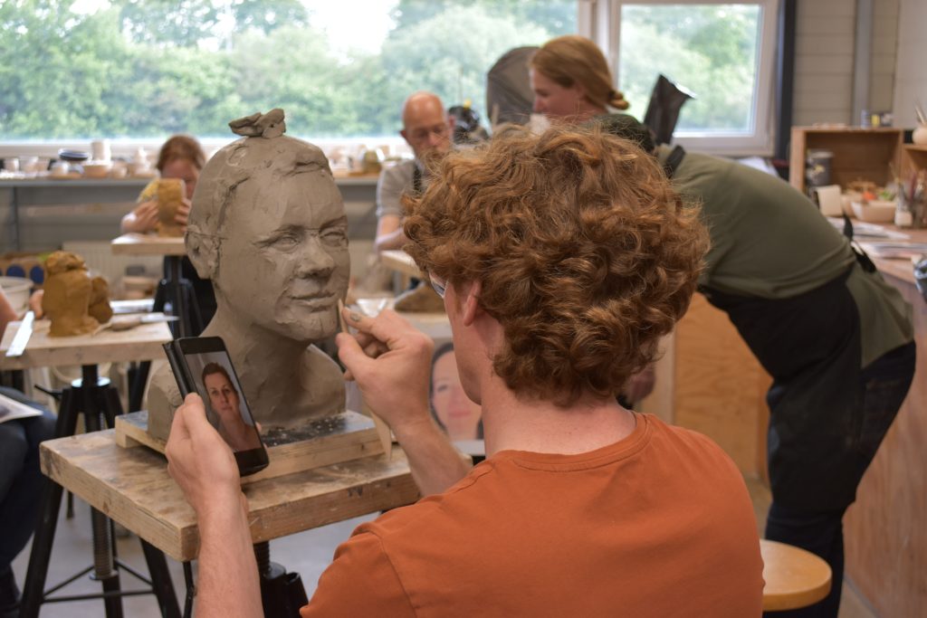 Kunst tilt vastenavend naar hoger niveau: wagenbouwers leren boetseren ...