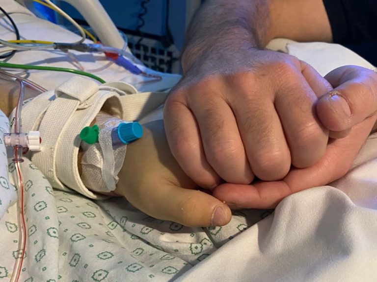 Inzameling voor Max: sinds geboorte aan infuus, wachtend op multi ...