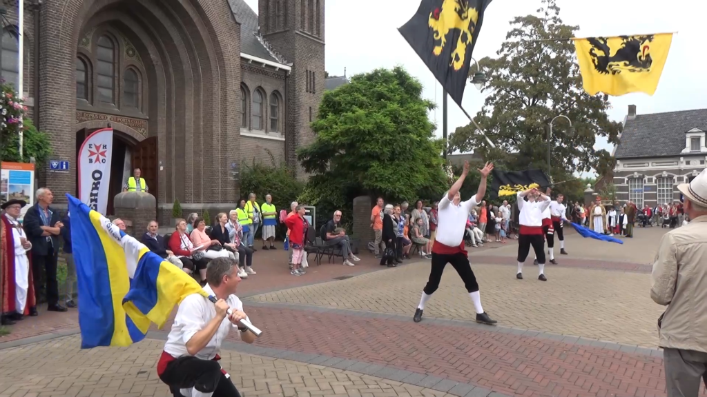 Reuzen, vendeliers en muziek in eerste processie van Steenbergen