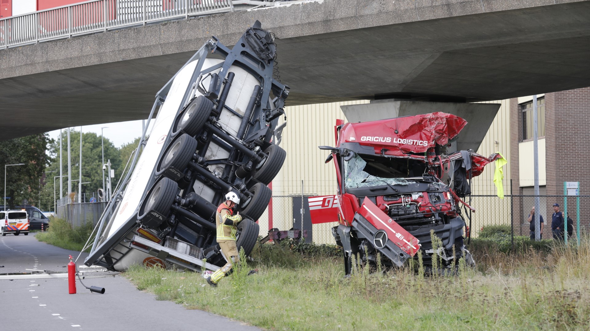 Vrachtwagen rijdt van viaduct op A4 bij Bergen op Zoom