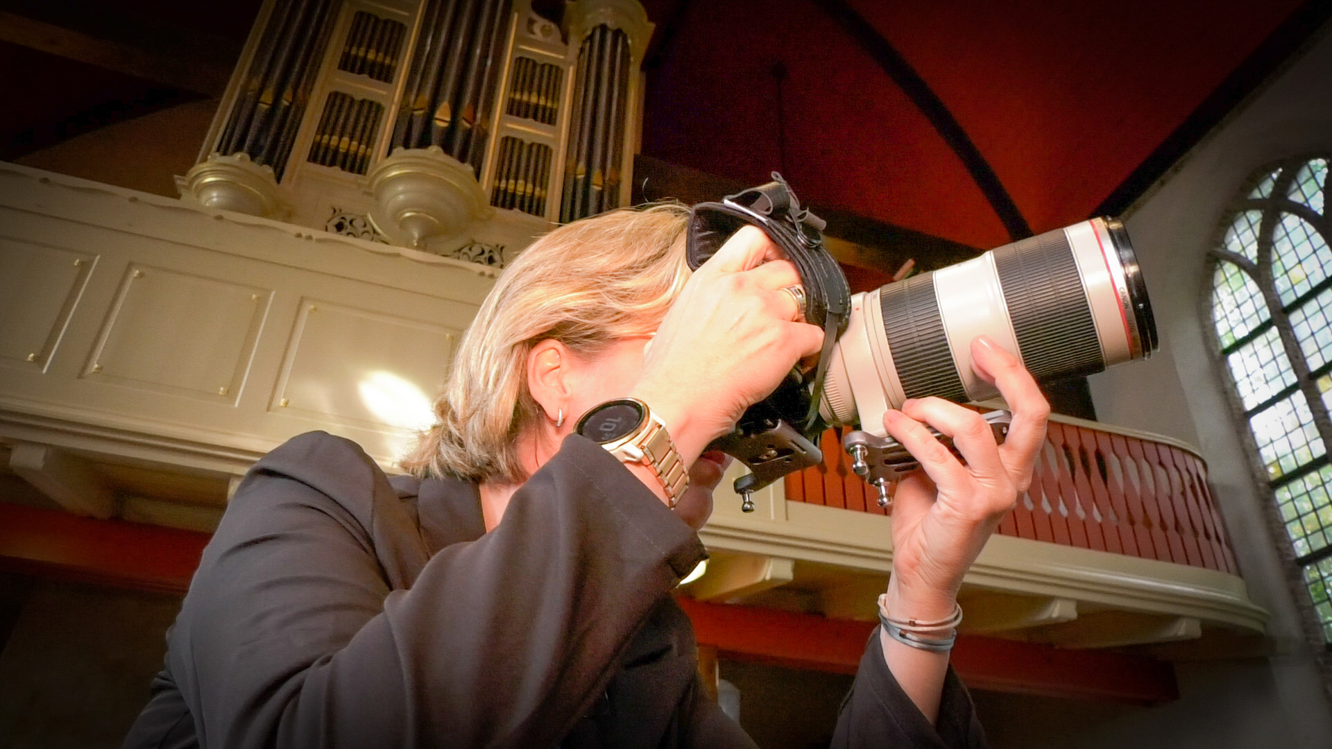 Gonnie Bax geeft nabestaanden een tastbare herinnering