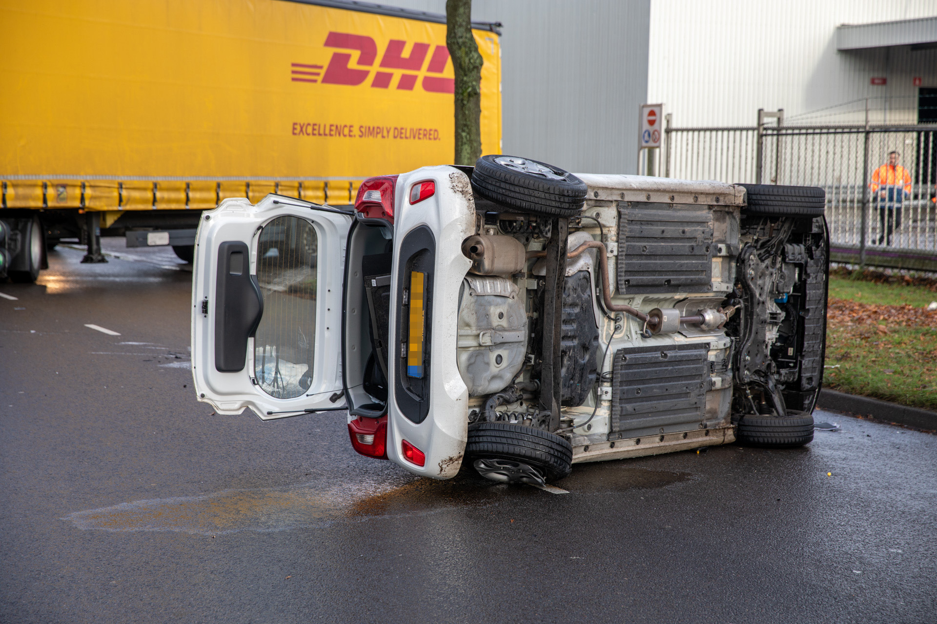 Auto belandt op zijkant na botsing met vrachtwagen