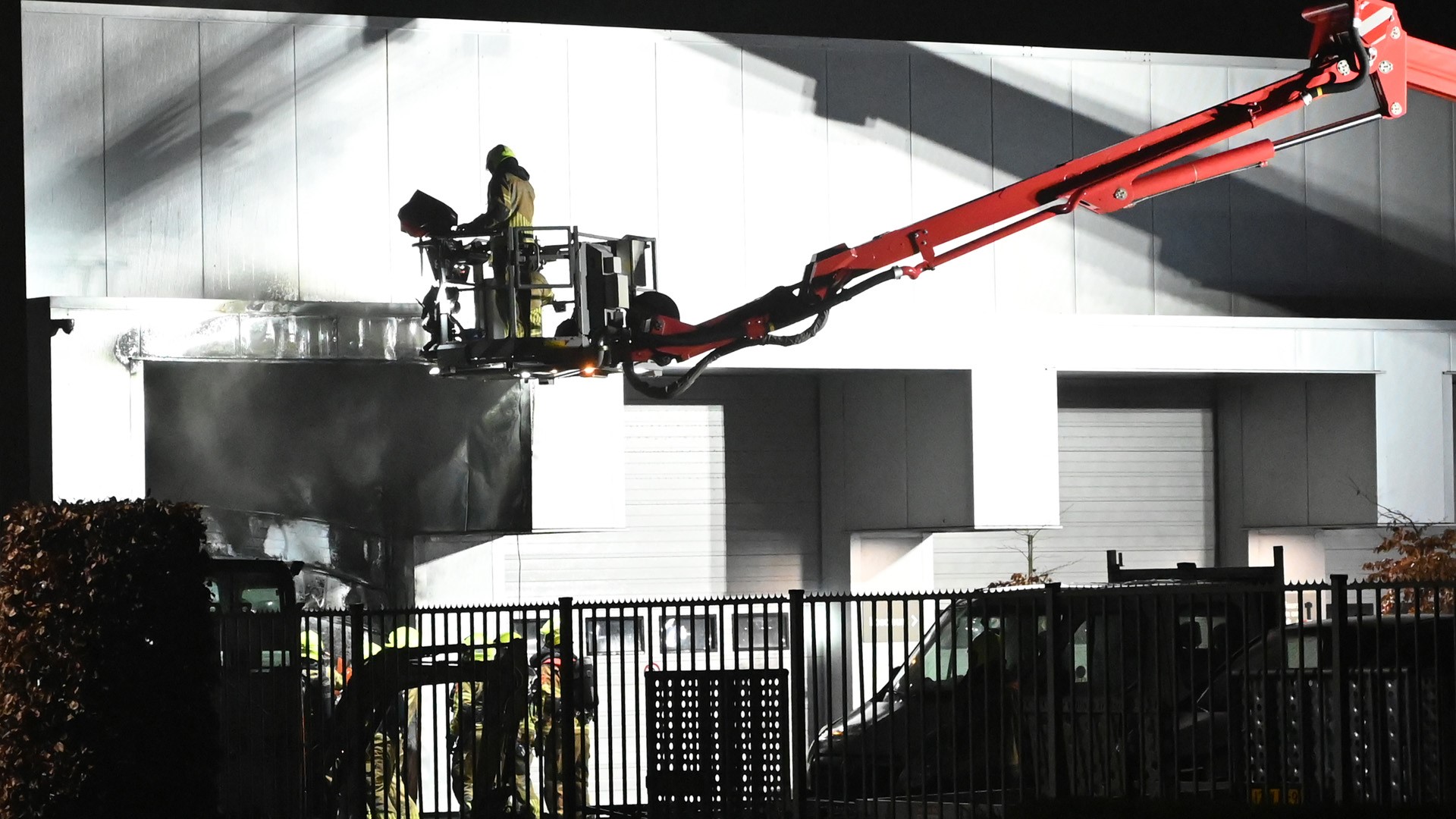Brandweer rukt uit voor middelbrand bij J&J Machine Verhuur