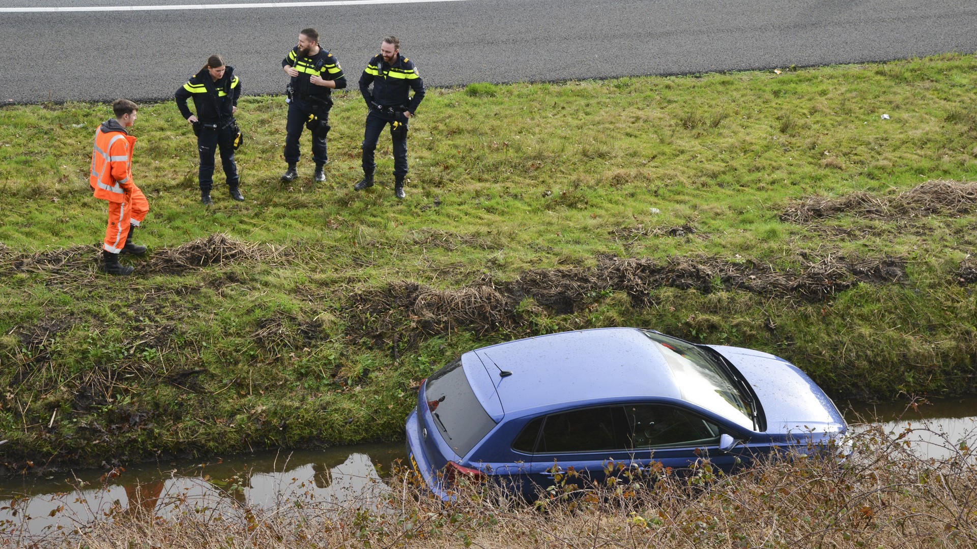Flinke file op A58 bij Etten-Leur nadat auto in sloot belandde