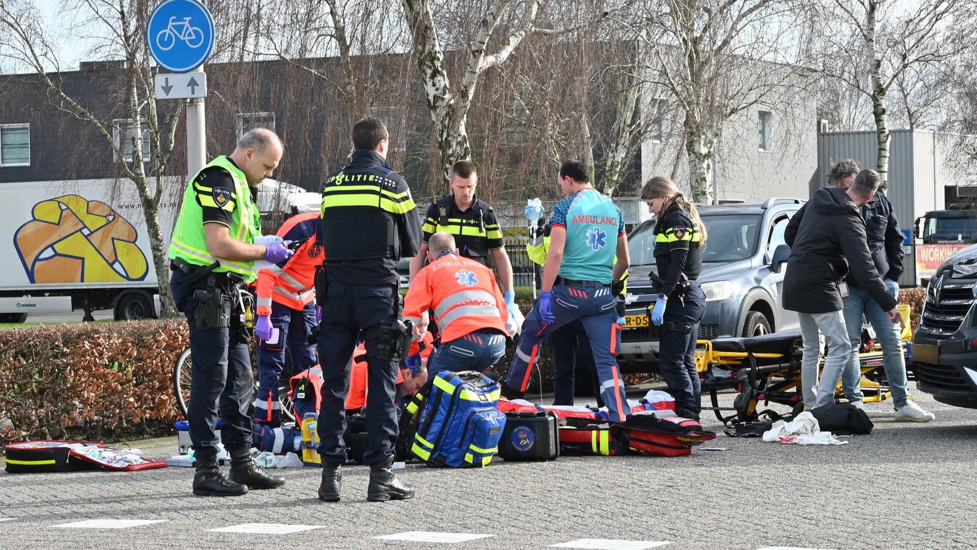 Twee fietsers gewond, één zwaargewond, na botsing met bestelbusje
