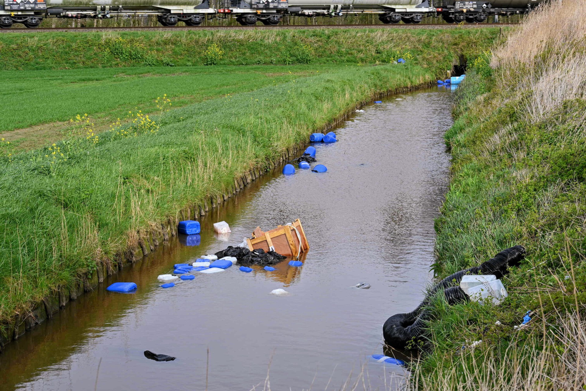 Tientallen vaten drugsafval gedumpt in sloot bij Hoeven