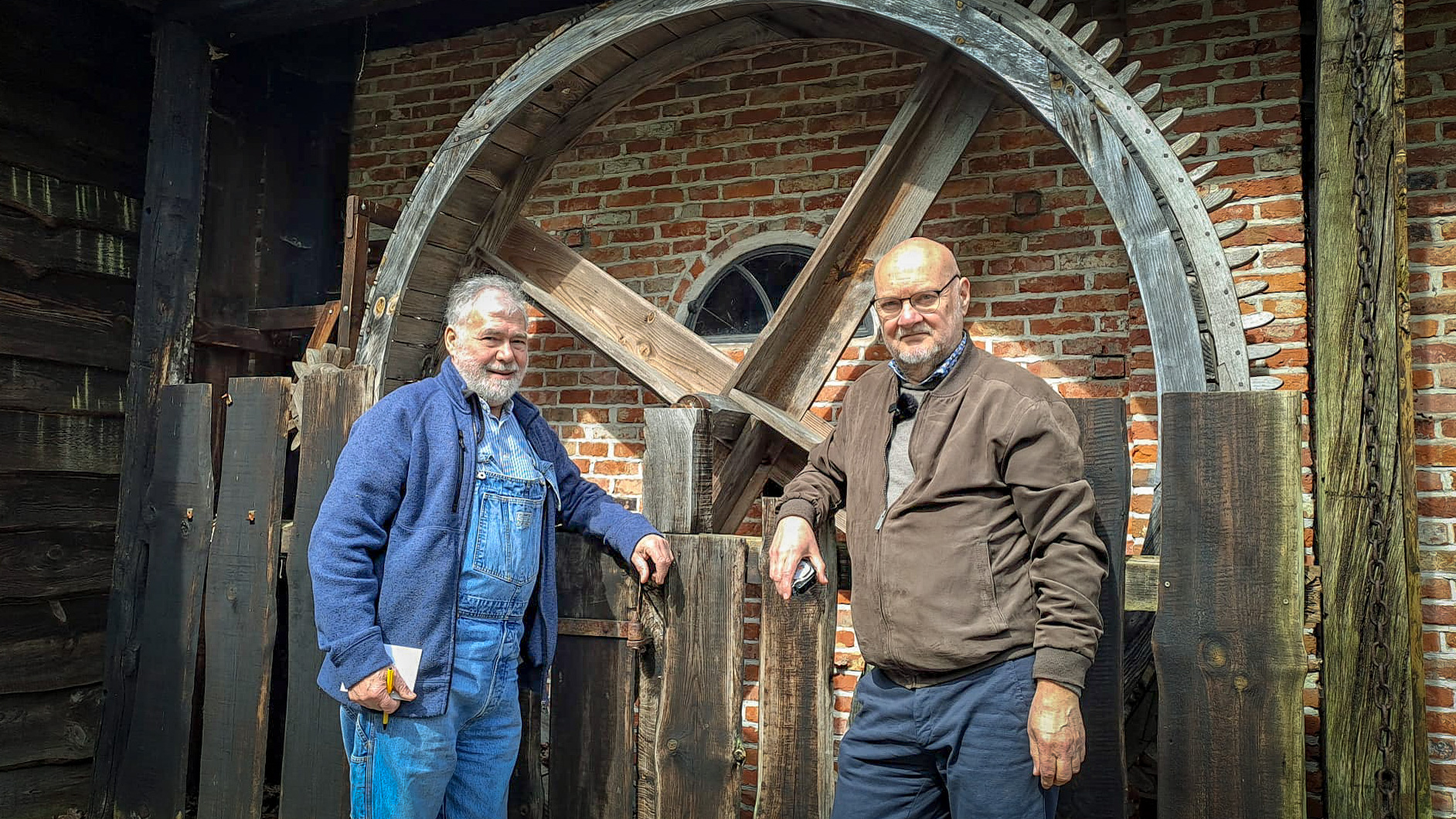 Deze molen werkt niet op wind of water, maar op hondenkracht