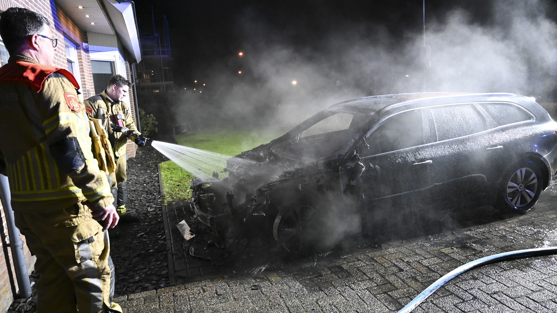 Auto vliegt in brand aan de Grauwe Polder in Etten-Leur