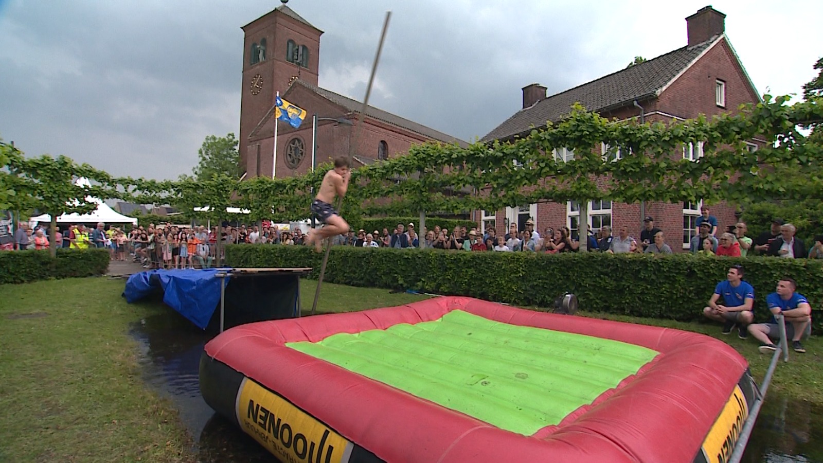 Sportievelingen doen mee met fierljeppen in Huijbergen