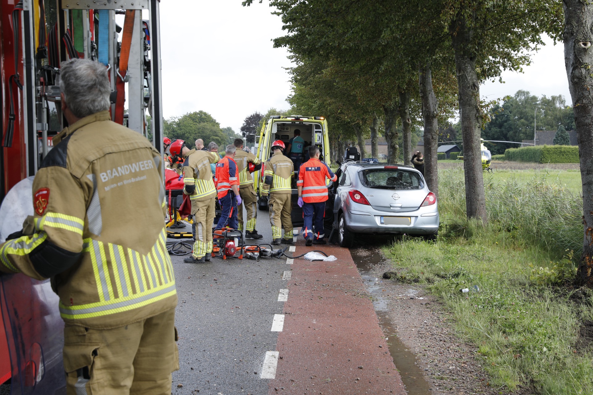 Auto botst tegen boom bij Nispen: twee gewonden