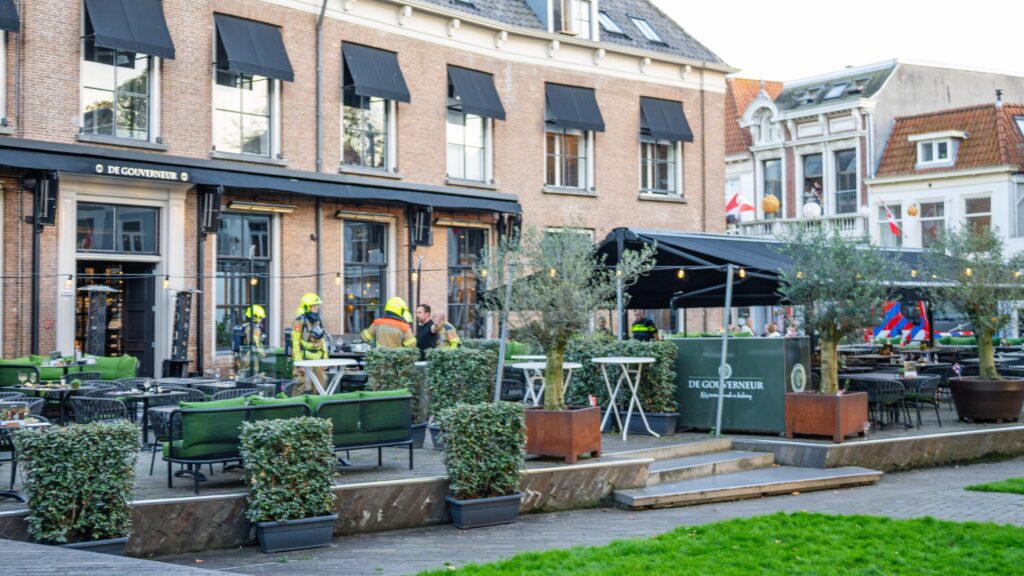 Terrasverwarming in lichterlaaie bij restaurant in binnenstad Bergen op ...