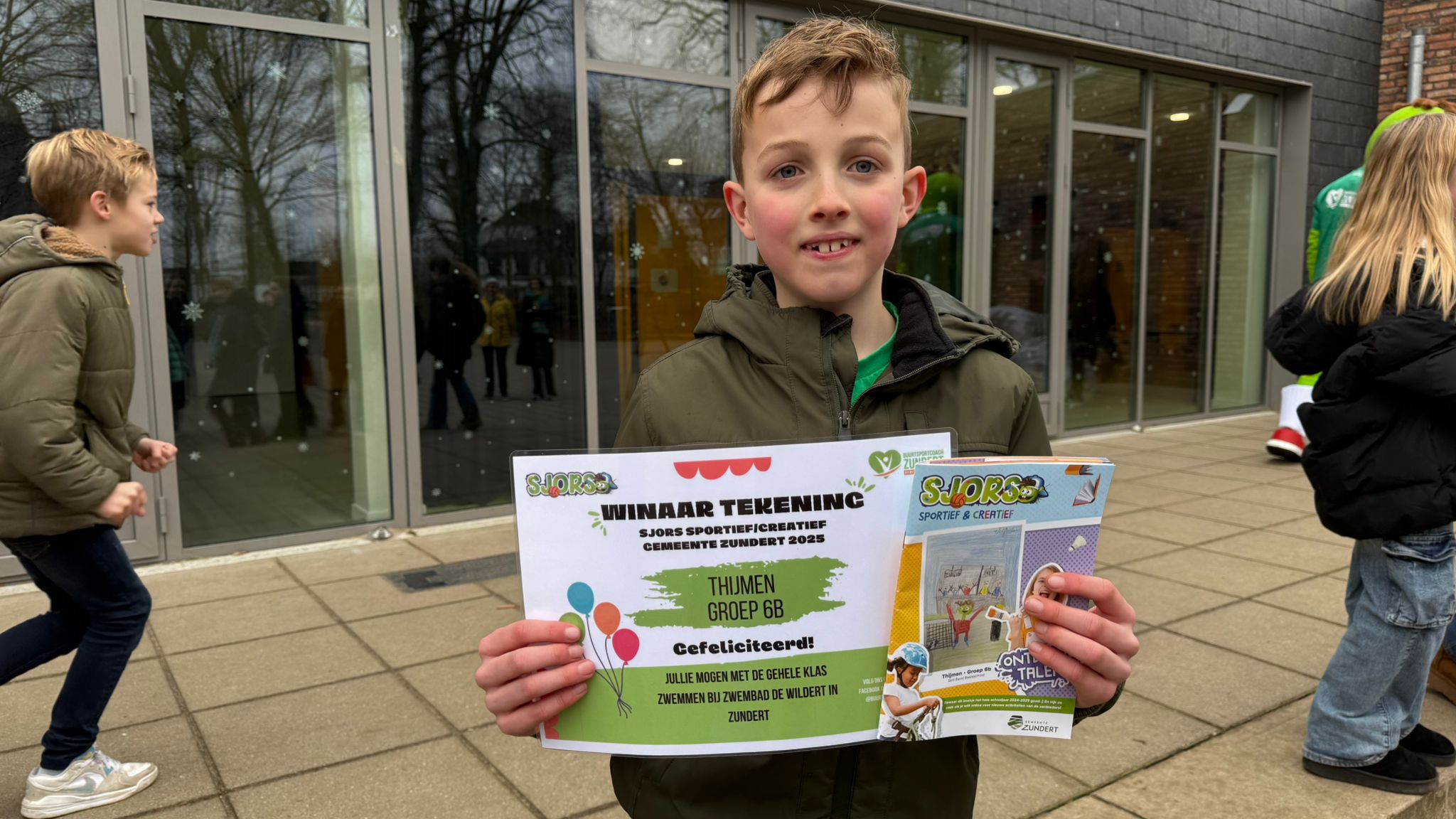 Thijmen wint met zijn tekening een zwemuitje voor heel zijn klas