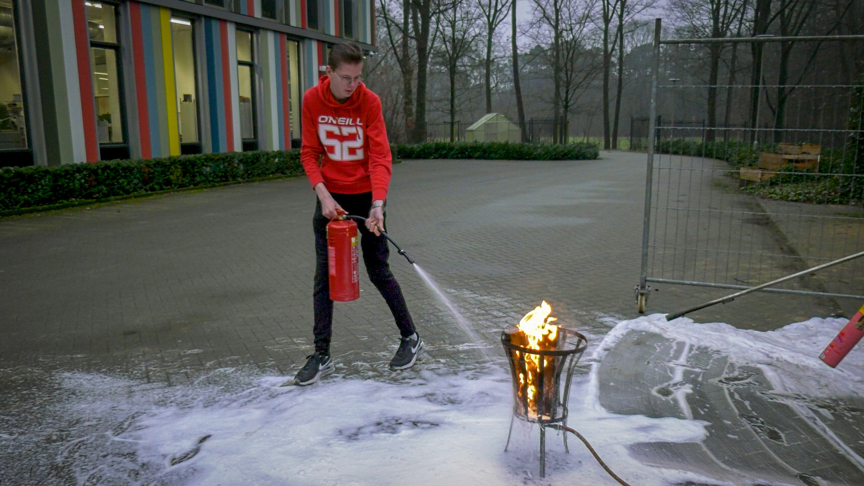 Leerlingen ZuidWestHoek College blussen, verbinden en reanimeren